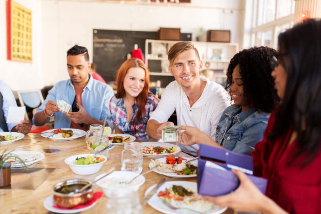 Cómo dividir la cuenta al salir a comer con amigos